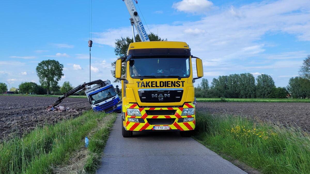 Vrachtwagen met tien ton karkassen wijkt uit voor fietser en kantelt om in Kleistraat | GVA
